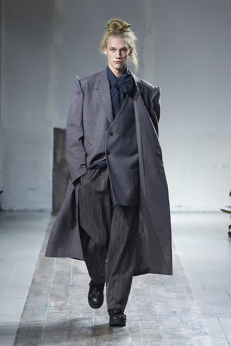 "YOHJI YAMAMOTO POUR HOMME FW24" พาสัมผัสกับความธรรมชาติของมนุษย์ที่ไม่เร่งรีบ